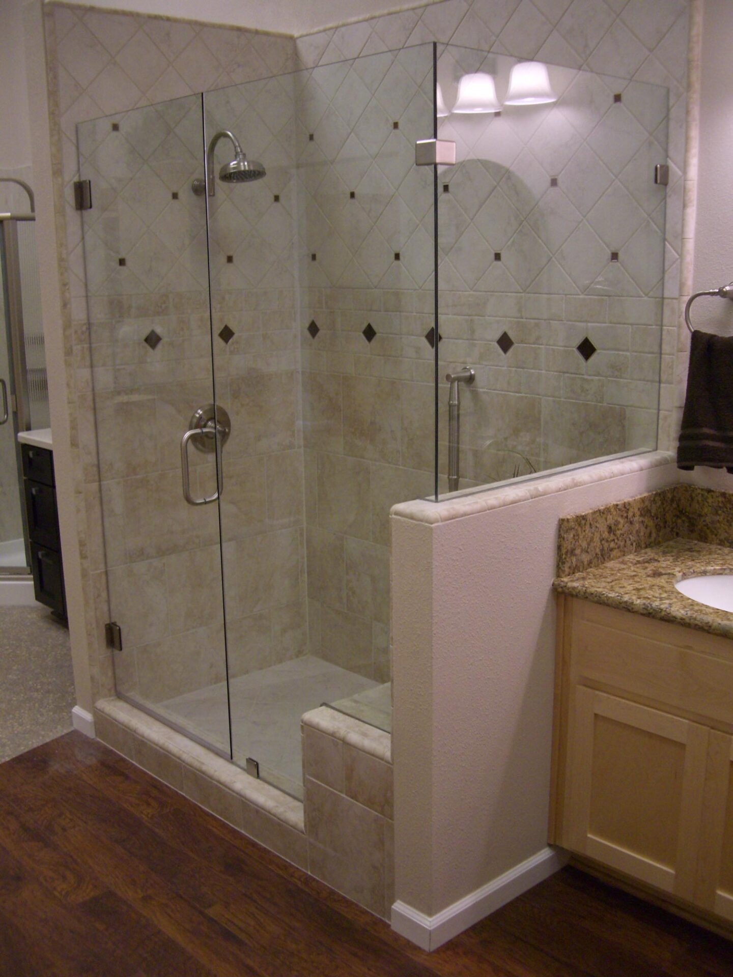 90 Degree Frameless – Accent Shower Door